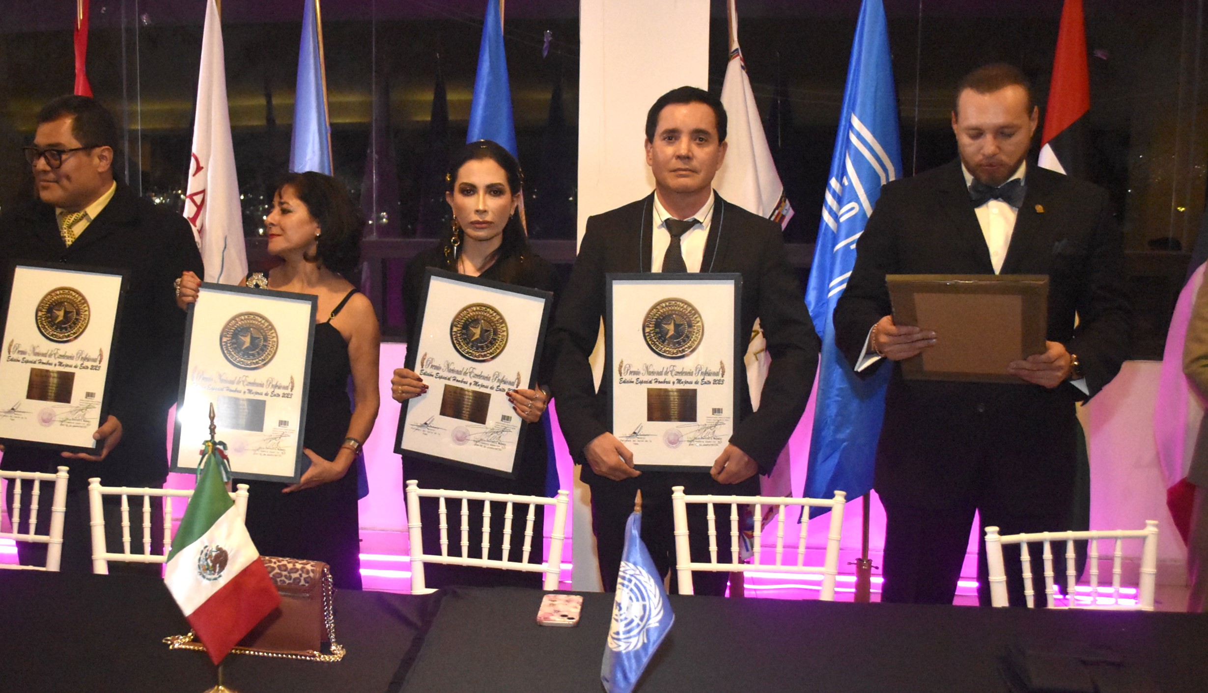 ENTREGAN EL PREMIO A LA EXCELENCIA PROFESIONAL AL COR.M.C. GERARDO ...