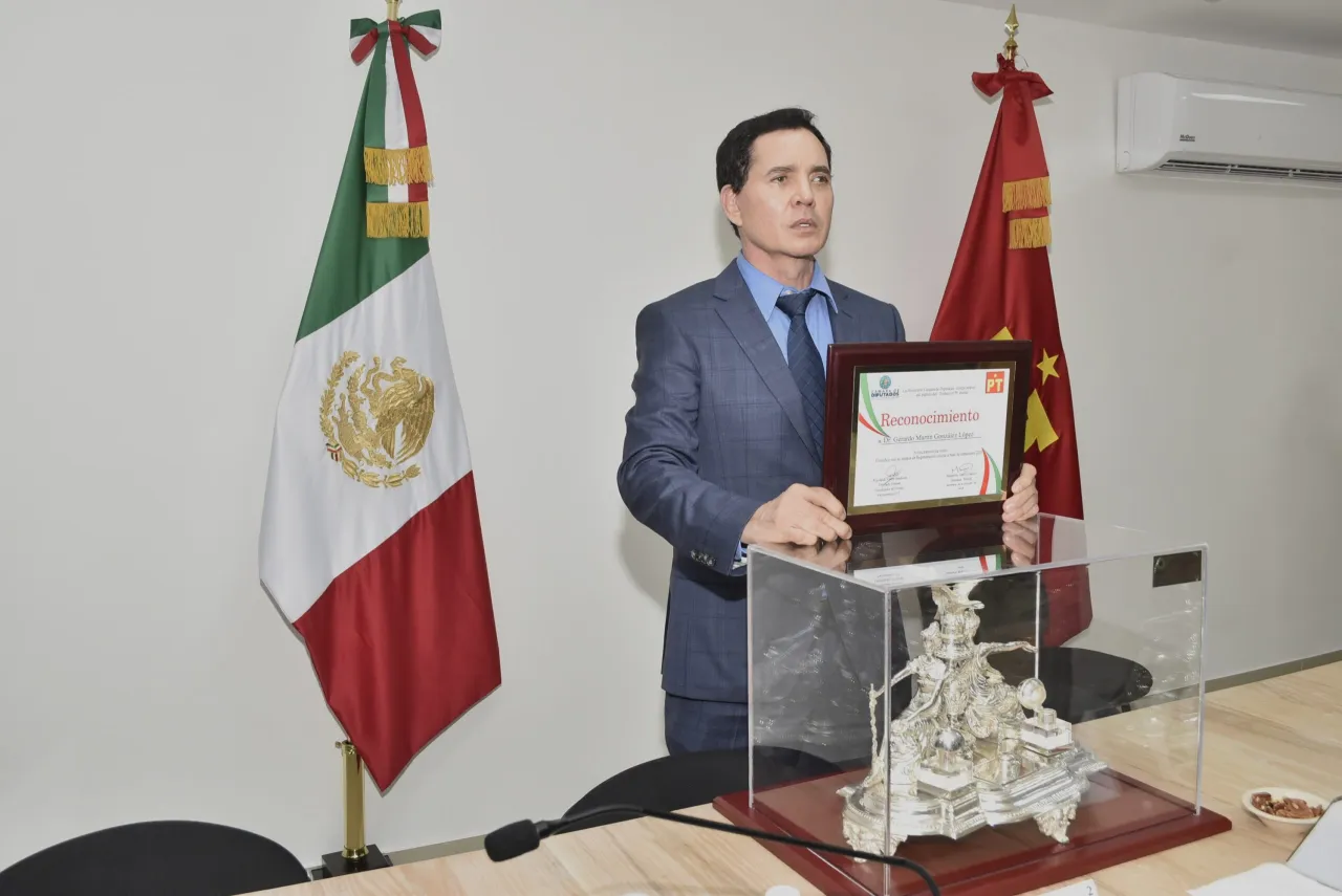 EL GRAN TINTERO DE LA CÁMARA DE DIPUTADOS: SÍMBOLO DE HONOR PARA EL DR ...